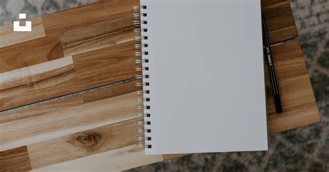 갈색 나무 테이블에 흰색 나선형 노트북 사진 Unsplash의 무료 공책 이미지