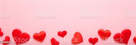 밝은 분홍색 테이블 배경에 밝은 빨간 마음 파스텔 색상 근접 촬영 와이드 배너 귀엽고 감정적이고 감상적인 텍스트 낭만적 인 인용 또는 말을위한 빈 장소 하향 보기 0명에