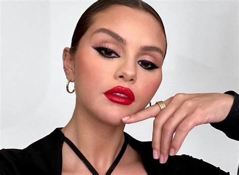 셀레나 고메즈 야외서 남자친구와 거리낌 없이 키스 애정 폭발 [할리웃통신]