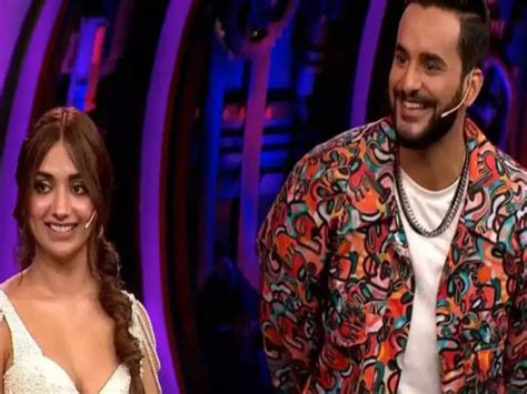 Bigg Boss Ott 2 Abhishek Malhan Flirts With Jiya Shankar Says Agar