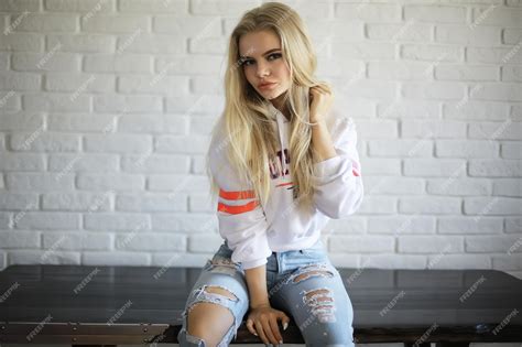 Dziewczyna We Wnętrzu Na Poddaszu Nowoczesny Dom Okna ściany Młody