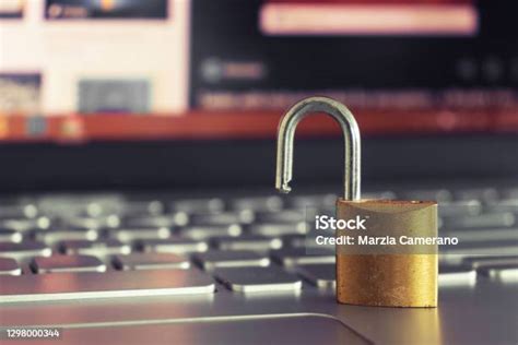 컴퓨터 화면에 대한 랩톱 키보드의 자물쇠 사이버 인터넷 보안 시스템 개념 공간을 복사합니다 네트워크 보안에 대한 스톡 사진 및 기타 이미지 Istock