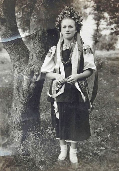 Дівчина в національному Українському строї Фото 1950 тих років