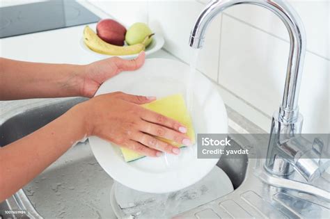 매력적인 젊은 여자의 자른된 이미지는 집에서 청소 하 고 설거지는 가사 집안일에 대한 스톡 사진 및 기타 이미지 가사 집안일