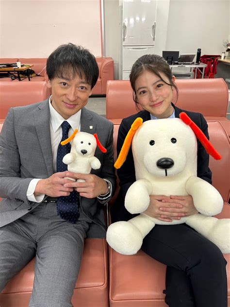 ドラマ「花咲舞が黙ってない」撮影現場にて、東京第一銀行のキャラクターである犬のダイチくんを抱える今田美桜（右）と山本耕史（左）。 「花咲舞