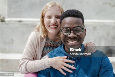 거리에서 포옹행복한 다민족 부부의 초상화를 닫습니다 알비노에 대한 스톡 사진 및 기타 이미지 알비노 안기 우정 Istock