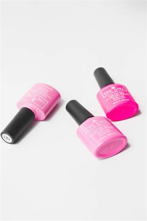 개인 관리 네일아트 다채로운 라벨 라이프스타일 래커 마케팅 매니큐어 매혹적인 메이크업 미니멀리스트 미용 제품 밝은 배열 병 분홍색 뷰티 루틴