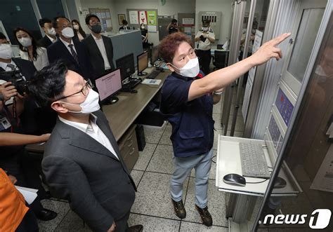 R형 복합식 수신기 살펴보는 박범계 장관