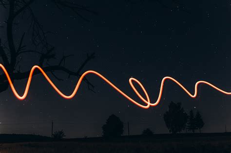 시골의 별과 나무와 어두운 아름다운 밤 하늘에 네온 빛 파도 반짝은 은하 계하 배경에서 동결 선과 놀라운 전망 크리에이티브 이미지 0명에 대한 스톡 사진 및 기타 이미지