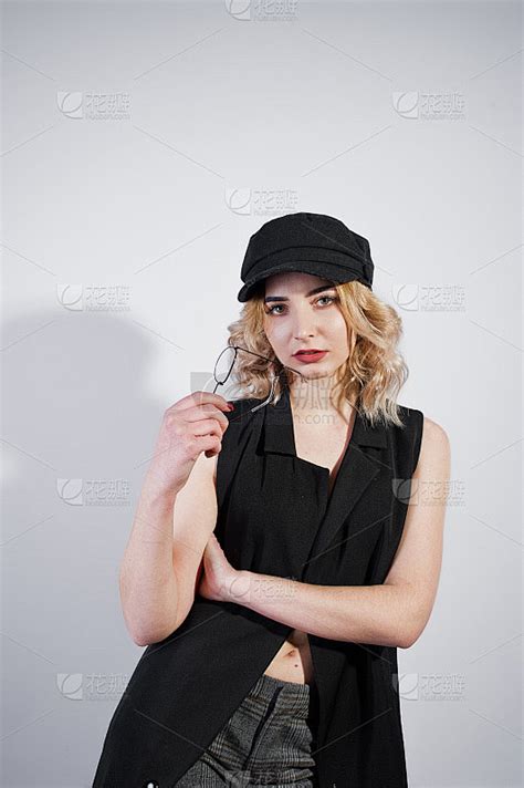 工作室的金发女孩的肖像