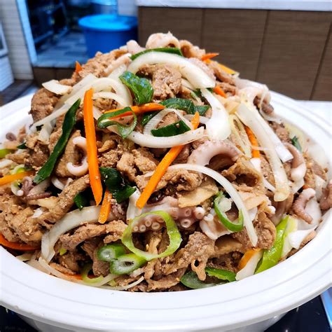 레알짱 3호 3월 24일 월요일 점심메뉴 재료 소진시 메뉴가 바뀔 수 있습니다 통보쌈 순살치킨까스 비빔막국수 쌈채소and쌈장 채소겉절이 팽이버섯