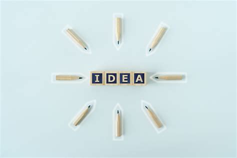 Idea 문구와 연필이있는 나무 큐브 비즈니스 실무 지식 교육 학습 및 창의력 사고 및 훈련의 성공 아이디어 기술 개발 및 개선 0명에 대한 스톡 사진 및 기타 이미지