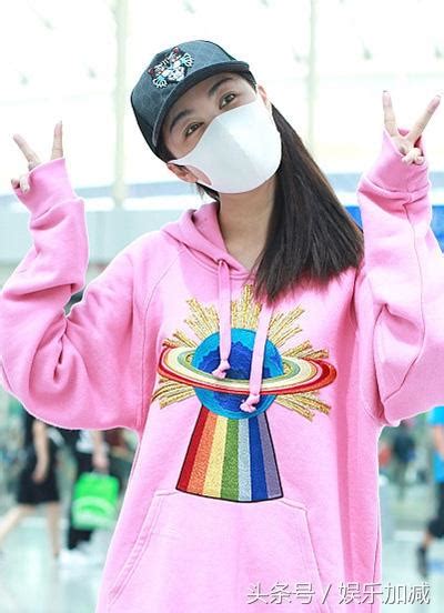 李菲兒打扮粉嫩現身機場，網友：她到底有沒有穿褲子 每日頭條