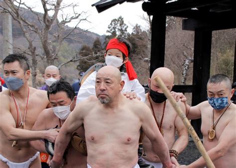 男衆 熱気むんむん 豊穣、疫病退散祈願 藤沢・長徳寺蘇民祭【一関】｜iwanichi Online 岩手日日新聞社