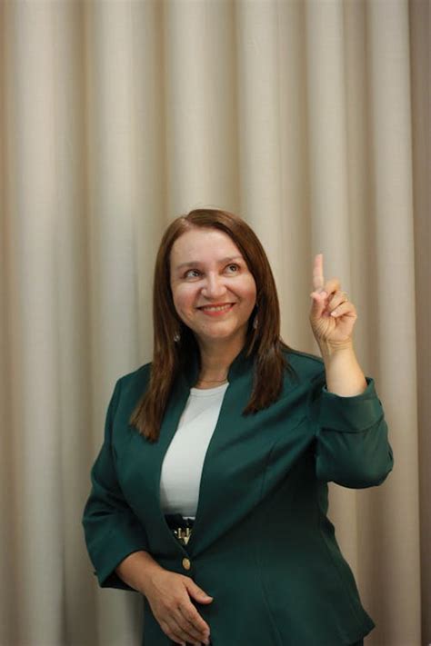 가리키는 가벼운 피부 갈색 머리 감정 공인중개사 긍정적 표현 긍정적인 낙관적인 녹색 자켓 들어 올리기 미소 짓는 밝은 배경 부동산 브라가 비즈니스