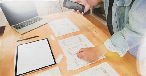 Ui Ux 그래픽 디자이너 스케치 및 계획 응용 프로그램 사진 Unsplash의 개념 이미지