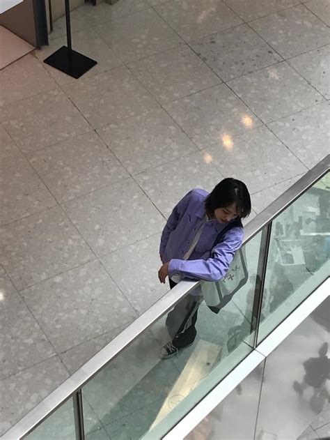 網友偶遇鄭爽激動曬照稱距離不到一米鄭爽沖她笑了，真人超級好看 每日頭條