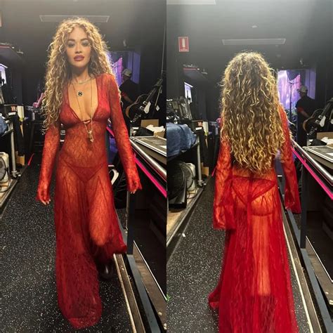 Rita Ora Deslumbró Con El Impactante Vestido Que Usó Durante Un Show En