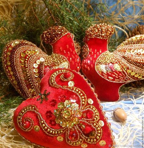 КРАСНЫЕ ПЕТУШКИ на елку из бархата с вышивкой в интернет магазине Ярмарка Мастеров по цене 4500