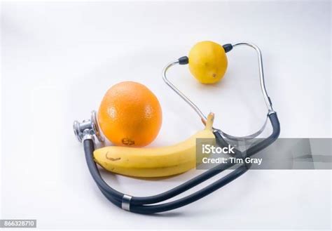 레몬과 건강에 대 한 과일 간호사에 대한 스톡 사진 및 기타 이미지 간호사 감귤 감귤류 과일 Istock