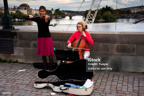 체코 여성 뮤지션들이 음악 악기 바이올린과 바이올린첼로 또는 첼로를 연주하는 음악 밴드 2명에 대한 스톡 사진 및 기타 이미지 2명 Classical Concert
