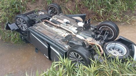 Carro Capota Em Rio E Grave Acidente Deixa Dois Mortos Na Br 376