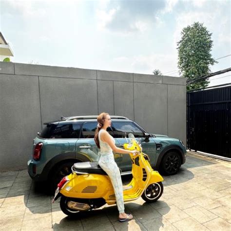 Gaya Aura Kasih Naik Scooter Bikin Salfok Hot Mama Gemoy Okezone