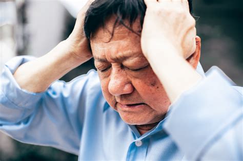 두통을 가진 노인의 초상화노인은 손으로 얼굴을 가렸다빈티지 톤 개념에 대한 스톡 사진 및 기타 이미지 개념 개념과 주제