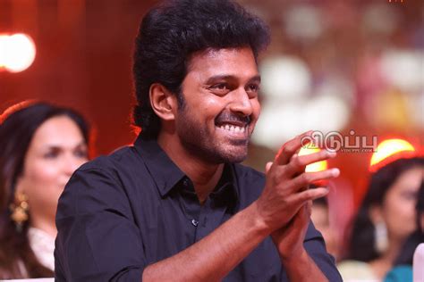 கண்ணாடி முன் நிற்க வைத்து என் பொண்டாட்டி கேட்ட அந்த வார்த்தை பிரபல நடிகர் சொன்ன பதில்