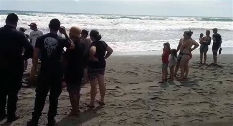 VIDEO Policías ayudan a hombre y lo salvan de morir ahogado