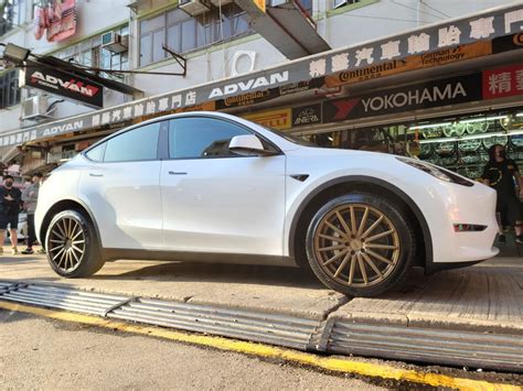 Tesla Model Y White Vossen VFS 2