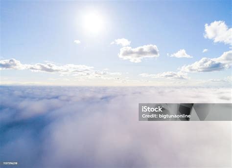 푸른 하늘에 공중 보기 흰 구름 평면도 무인 항공기에서 보기 조감도 공중 평면도 Cloudscape 구름의 질감입니다 위에서