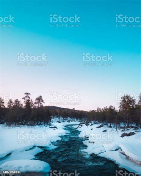 真っ青な空を背景に川と森が特徴の冬の風景 カラー画像のストックフォトや画像を多数ご用意 カラー画像 丘 人物なし Istock