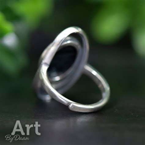 Aparte Zilveren Ring Met Zwarte Steen