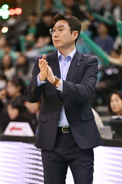 웜업터뷰 선수들 동기부여 위해” 김완수 감독 1차전 앞두고 손흥민 영상 보여준 이유