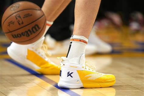 Lebron James Triple Double Lifts Lakers Over Warriors In 2ot Reuters