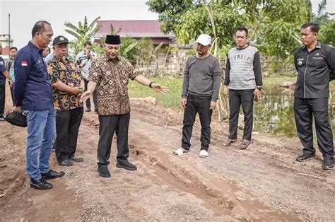 PJ Bupati Muba Apriyadi Menanggapi Keluhan Warga Mengenai Jalan Rusak