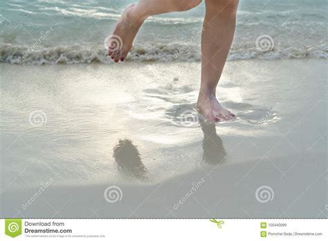 Il Viaggio Della Spiaggia La Ragazza Che Cammina Sulla Spiaggia Di