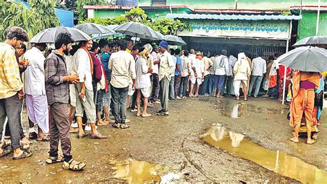 Urea యూరియా కోసం రైతులకు తప్పని తిప్పలు క్యూలైన్‌లో నిలిచిన దొరకని ఎరువులు Namasthe Telangana
