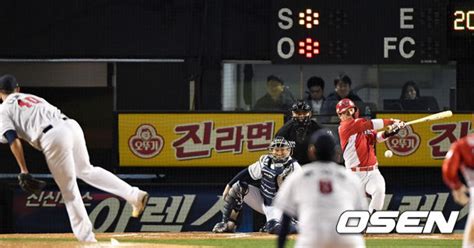 사진 니퍼트 강판시키는 김선빈의 1타점 적시타