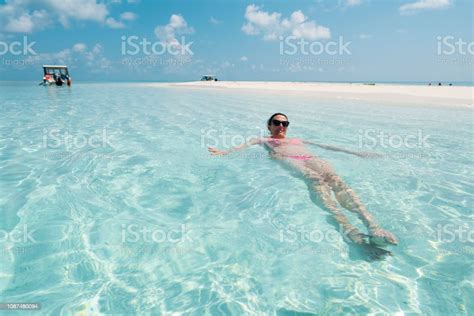4 월 몰디브에에서 얕은 물 모래 은행 섬 해변에 누워 아름 다운 여자 4월에 대한 스톡 사진 및 기타 이미지 4월 관광객 낮 Istock