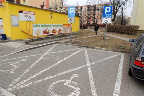 Nie wszystkie miejsca parkingowe dla osób niepełnosprawnych są w