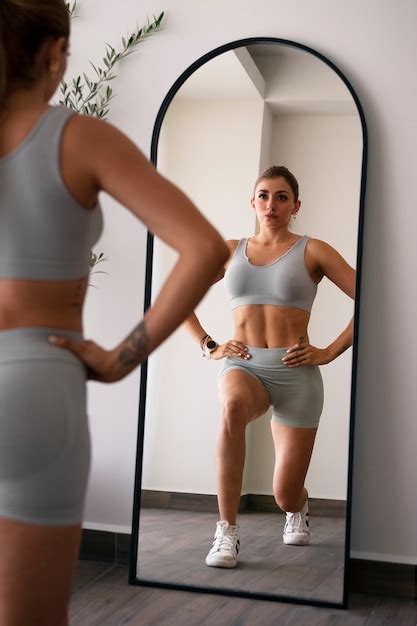 Femme Athlétique Adulte Exerçant Et Sentraînant Photo Gratuite