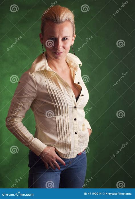 Portret Van Een Mooie En Rijpe Vrouw Stock Foto Image Of Prachtig