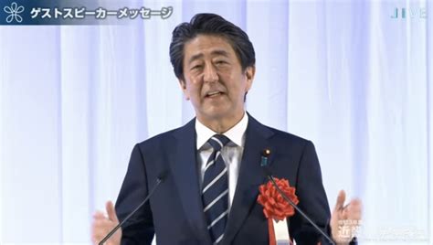 安倍晋三元首相が近大卒業式にサプライズ登場 山中伸弥氏、堀江貴文氏らに続き、今年もビッグゲスト Kindai Picks