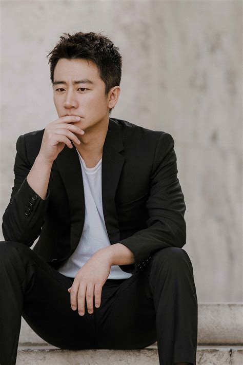 黄轩漫步巴黎街头 黑白西服简约儒雅！时尚环球网