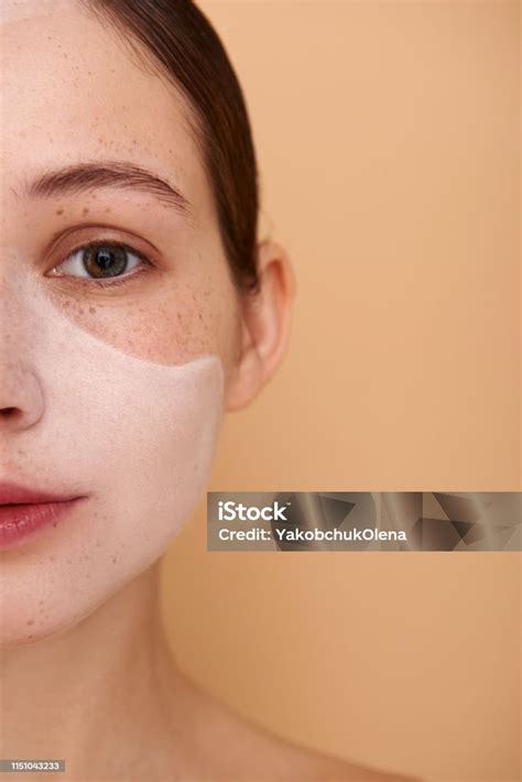 베이 지 배경에 대해 서 있는 주 근 깨와 아름 다운 젊은 여자 건강한 생활방식에 대한 스톡 사진 및 기타 이미지 건강한 생활방식 눈 신체 부분 마스크 Istock