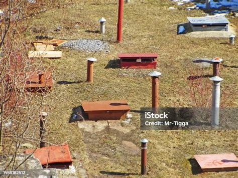 벤트 파이프가 지면에서 튀어나옵니다 지하실의 환기를위한 파이프 여름날 강둑의 땅에서 녹슨 파이프가 튀어 나와 0명에 대한 스톡 사진 및 기타 이미지 Istock