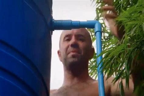 31歲男子隱居老撾偏遠小島曾是年薪80萬元的銀行家 每日頭條