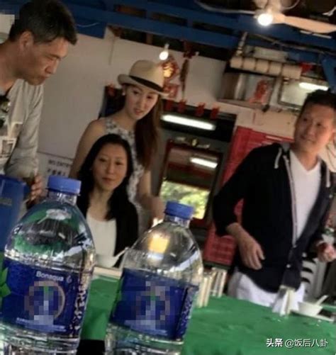 港姐何艳娟与55岁百亿新欢甜蜜约会，为掩人耳目还特意带着妈妈